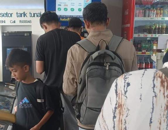 Lebih dari 2 jam para nasabah bank berlogo bunga cengkeh tidak bisa ...